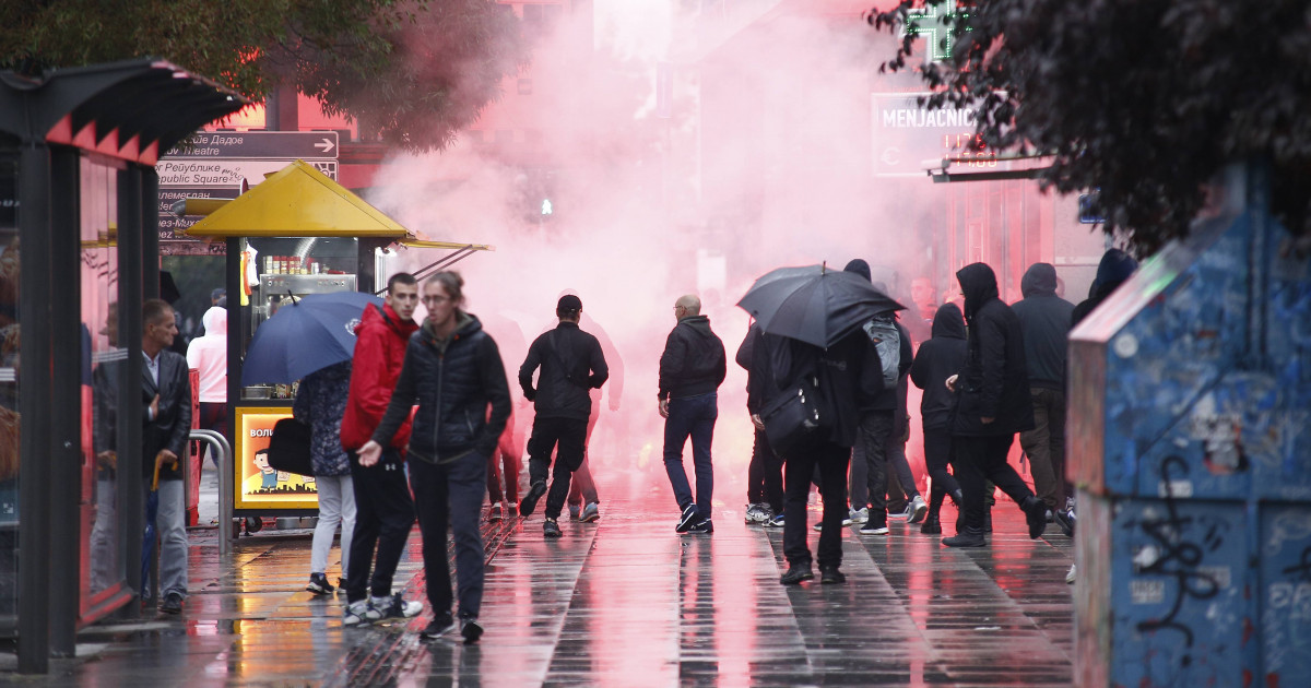 Beograd danas: S jedne strane krst i biblija, a sa druge dugine boje (FOTO)