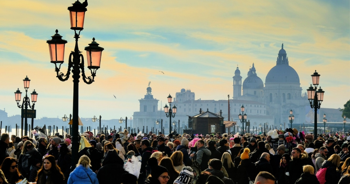Letnje "ludilo" u Evropi: Haos na aerodromima, turisti okupirali gradove...